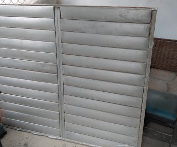 📢 Ventana de alumio con persianas de aluminio estilo Miami